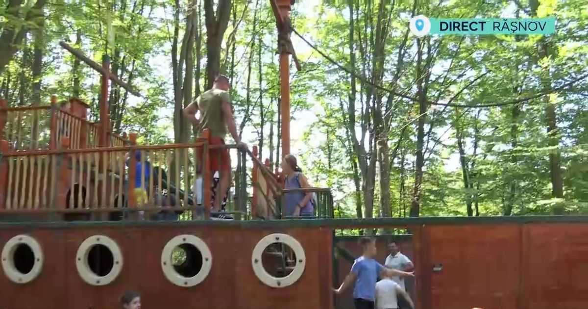 VIDEO Distracție în parcul cu dinozauri! Sunt activități pentru toate ...