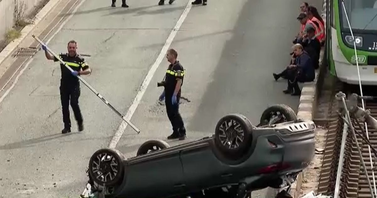 VIDEO Imagini noi cu mașina care a plonjat în gol la Pasajul Lujerului. Șoferul a vrut să apese ...