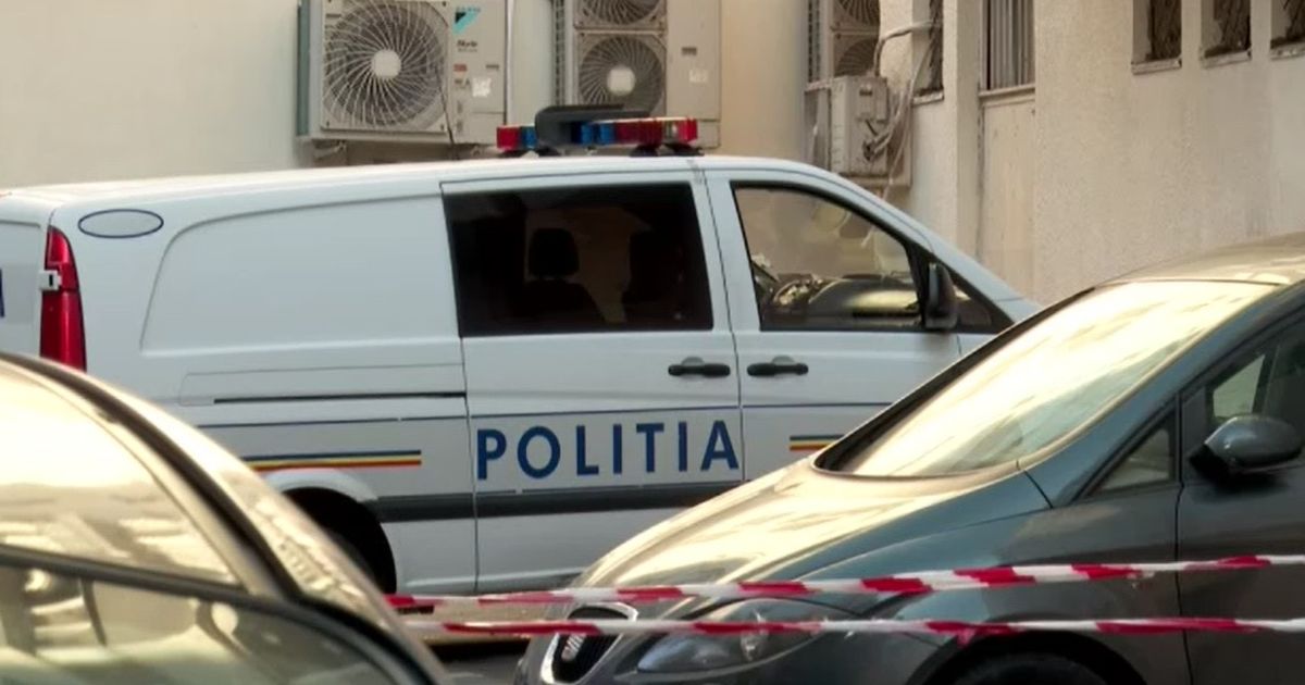 O dubă de jandarmi, implicată într-un accident pe un bulevard aglomerat ...