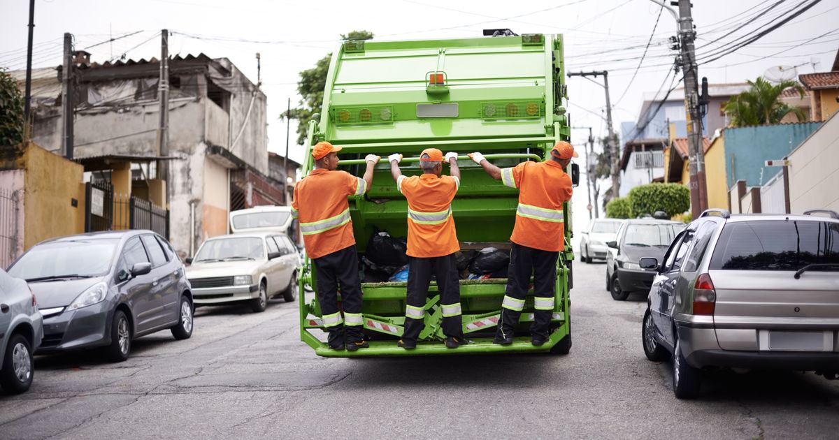 Femeie din Focșani, lovită de o mașină de gunoi care dădea cu spatele ...