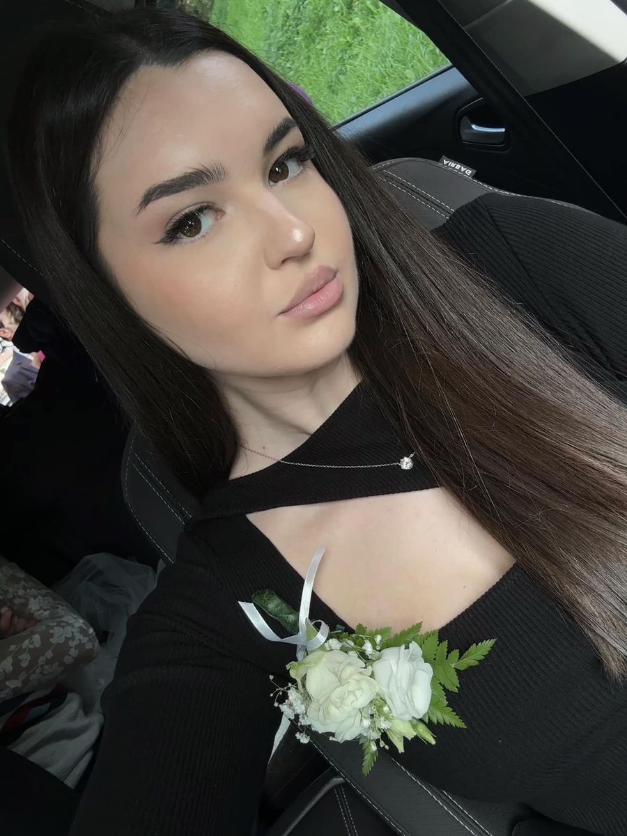 Fiica de 17 ani a cântărețului Igor Cuciuc, înmormântată luni. Tatăl ei ...