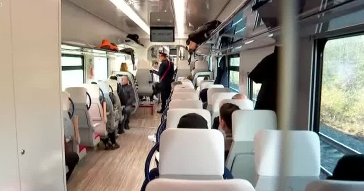 VIDEO Primul tren nou cumpărat în 20 de ani de România a intrat pe șine ...