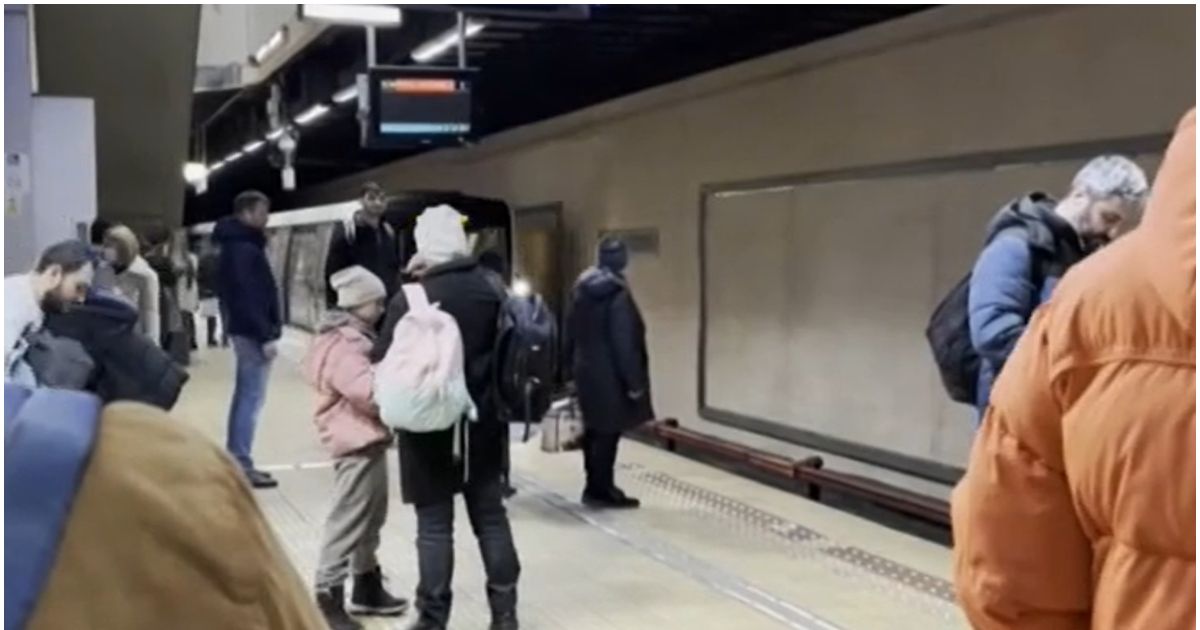 VIDEO Haos la metroul din București, după ce s-a rupt o șină - Stirile ...