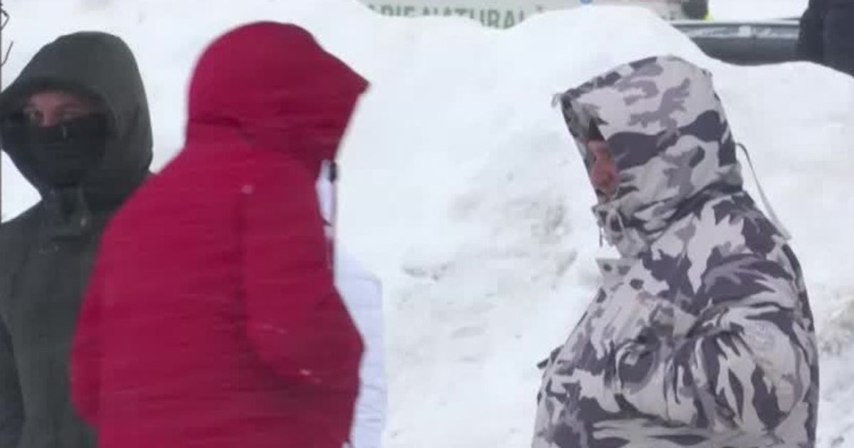 VIDEO Viscolul și traficul au stricat vacanța turiștilor de la munte ...
