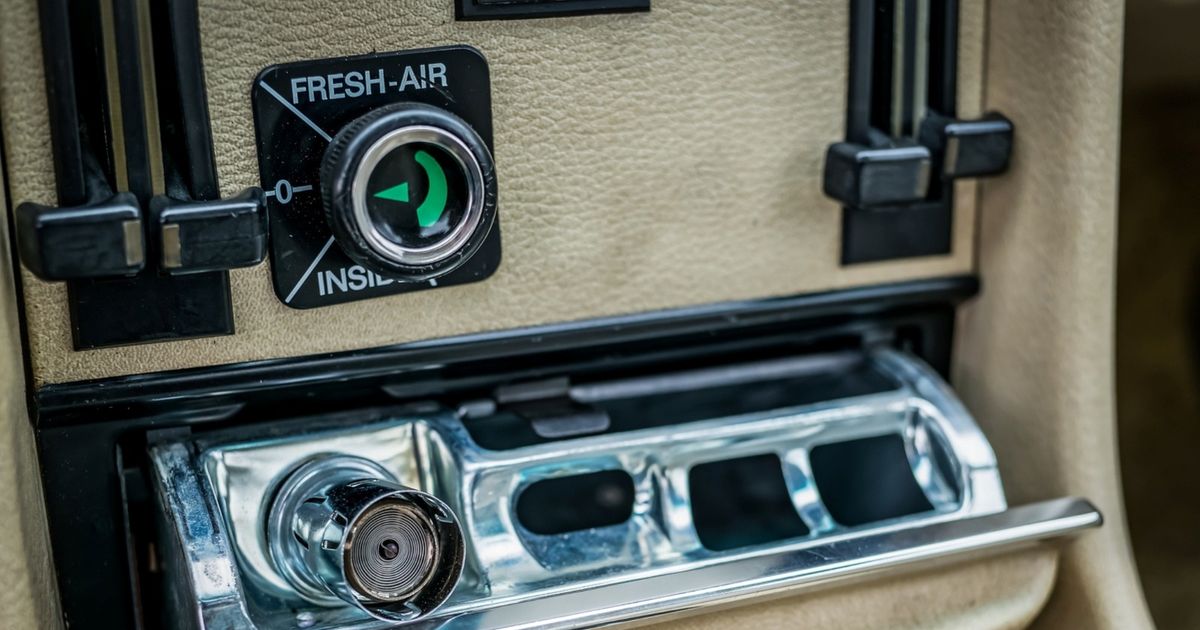 S-au scumpit țigările. Cât costă acum un pachet de Kent, Lucky Strike ...