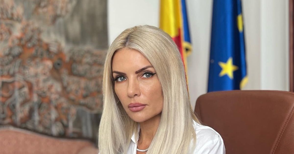 Laura Vicol, în robă de avocat după eliberarea din arestul preventiv ...