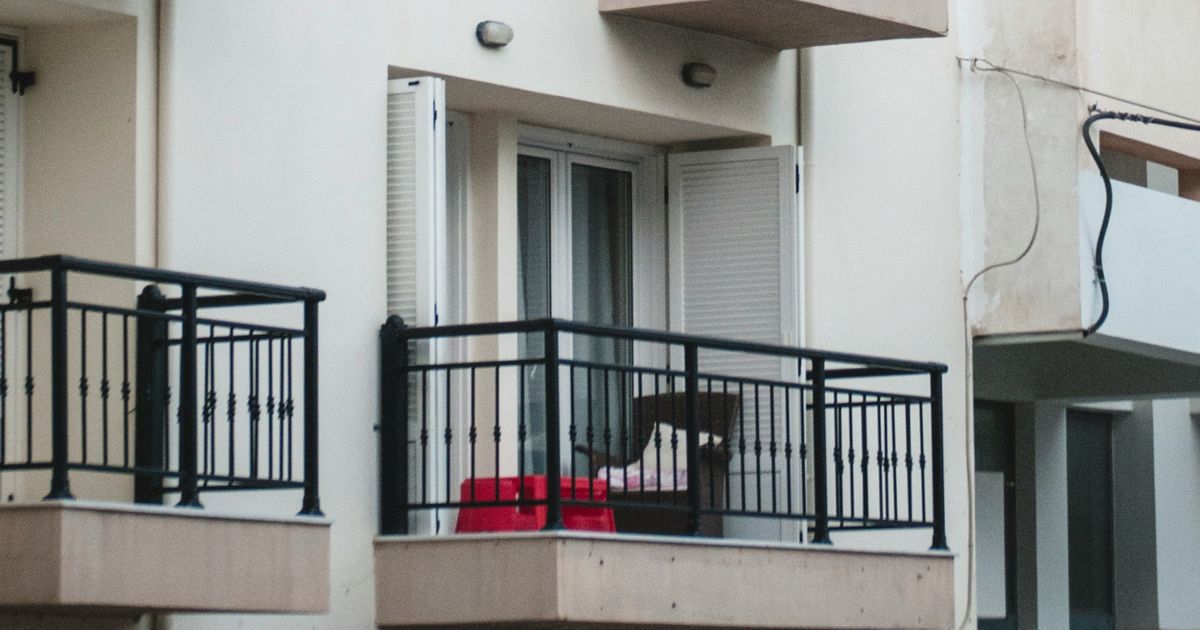 A murit după ce iubita l-a închis iarna pe balcon. Bărbatul era ...