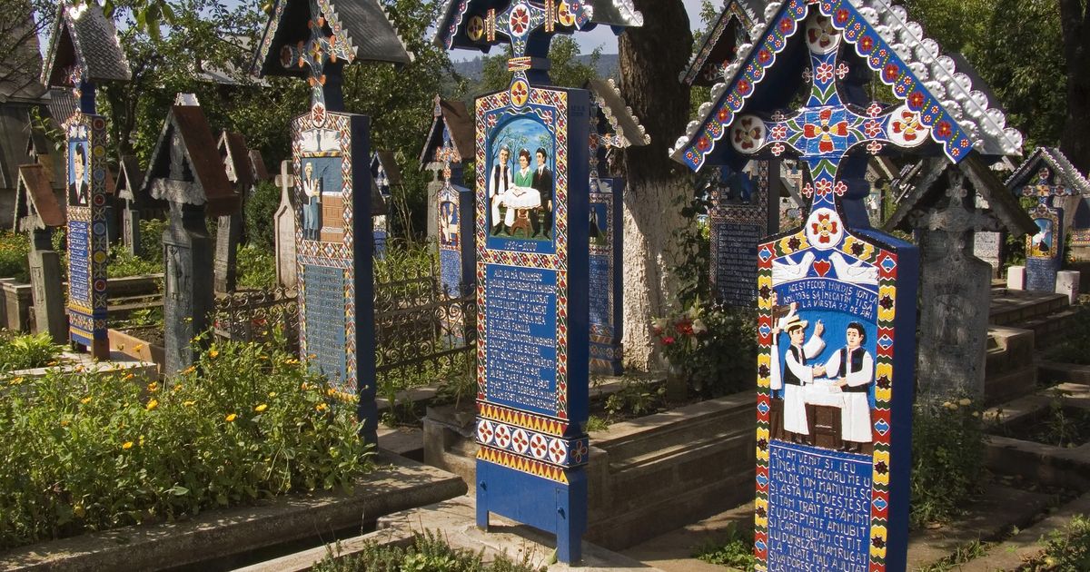 Cele mai amuzante mesaje din Cimitirul Vesel din Maramureș - Stirile ...