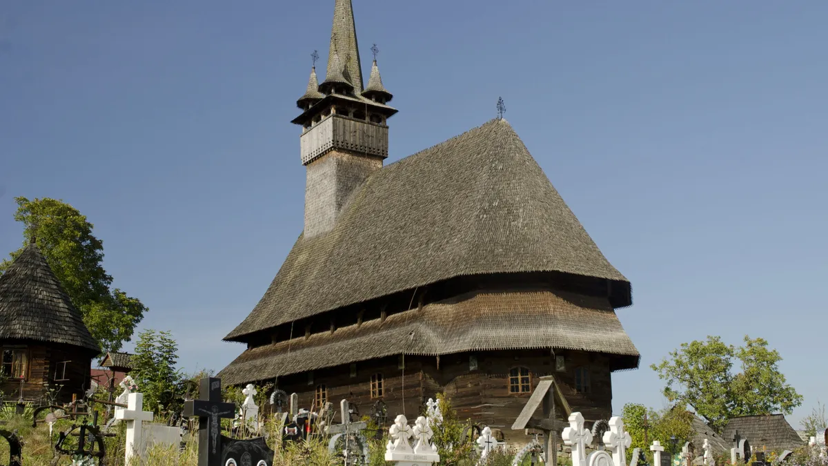 Biserica de lemn din Maramureș care uimește prin frumusețea sa: Este ...