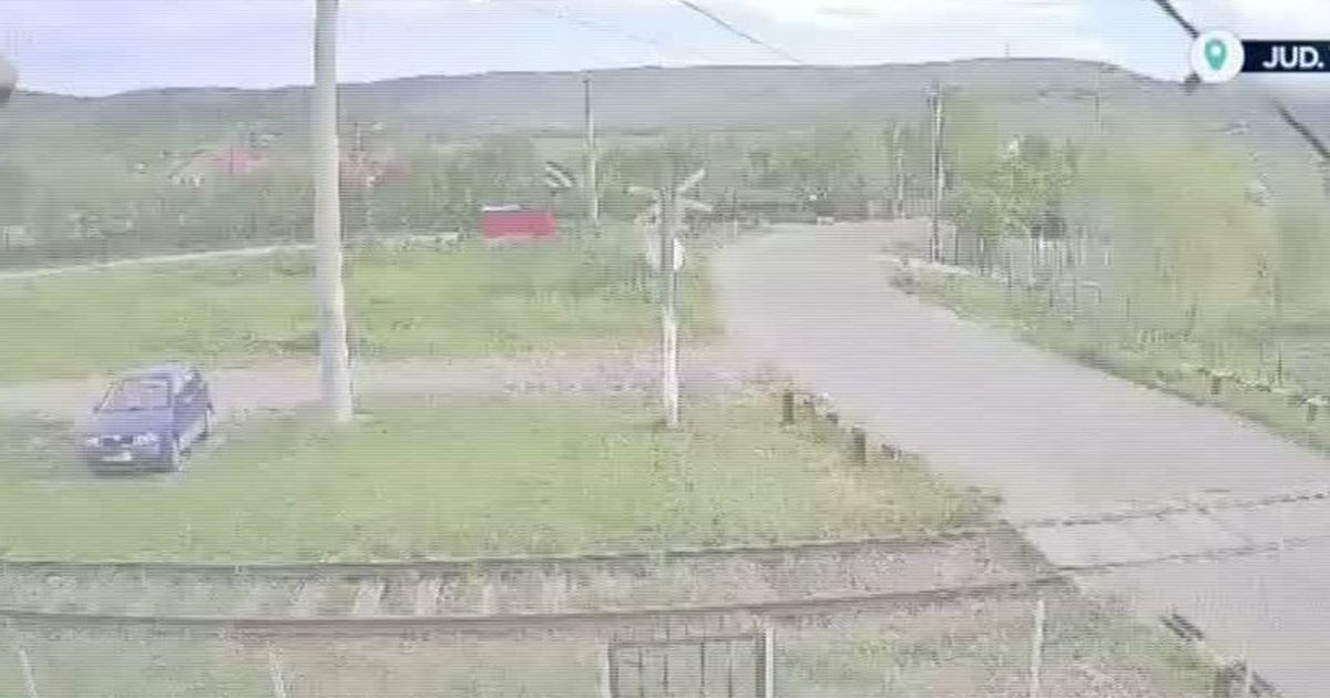 VIDEO Loviți în plin de tren, au scăpat ca prin minune - Stirile Kanal D