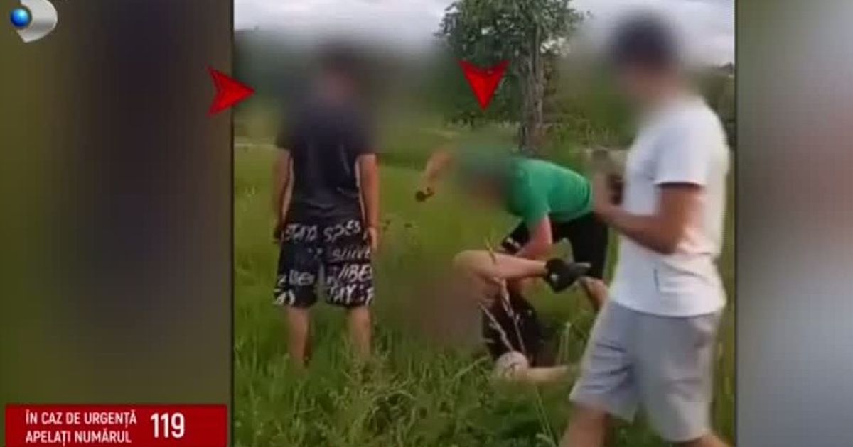 VIDEO Cinci tineri au bătut cu bestialitate un copil de doar 12 ani. Victima era căzută la ...