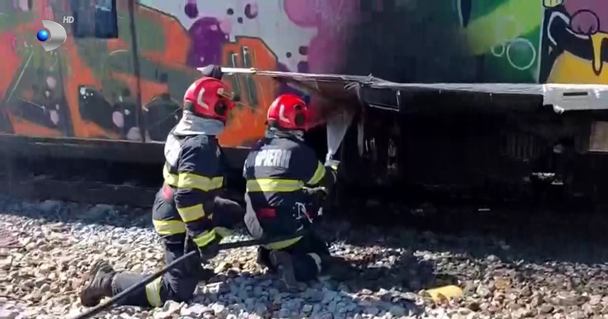 VIDEO Un tren a luat foc în județul Argeș. Pasagerii, înspăimântați ...