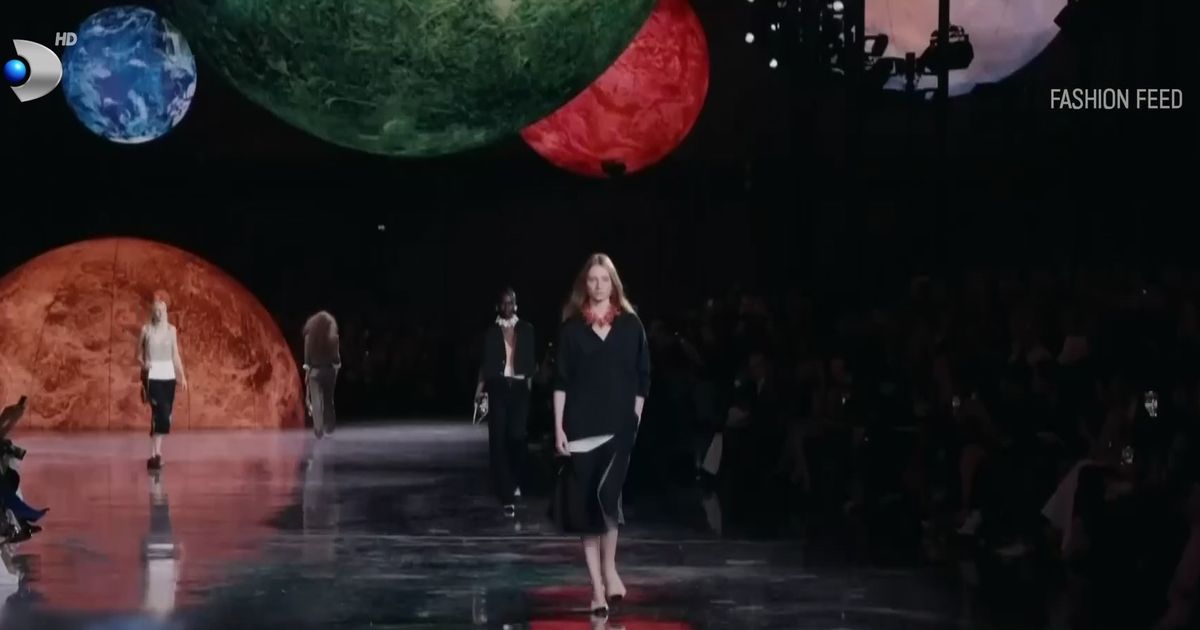 VIDEO Prezentare de modă în decor cosmic - Stirile Kanal D