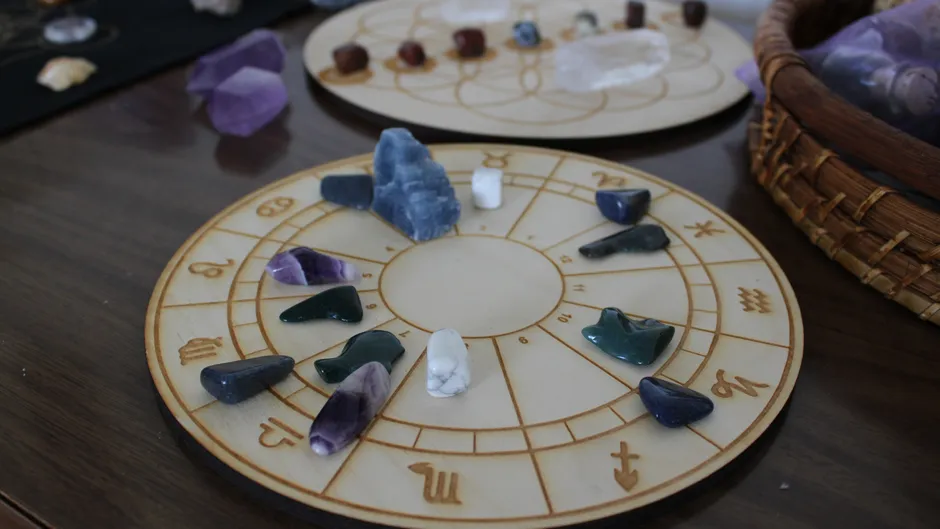 Aspectele astrologice din luna noiembrie 2025: Astrele ne dau bătăi de ...