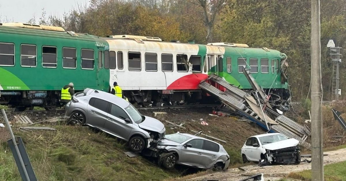 Un tren cu elevi a lovit în plin un camion. Cel puțin cinci persoane au ...