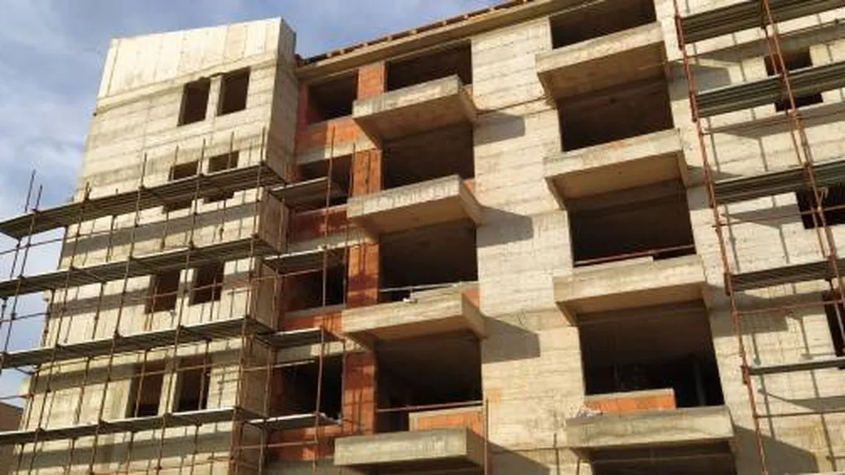 O minoră de 13 ani și un tânăr de 20 de ani s-au aruncat de pe un bloc ...