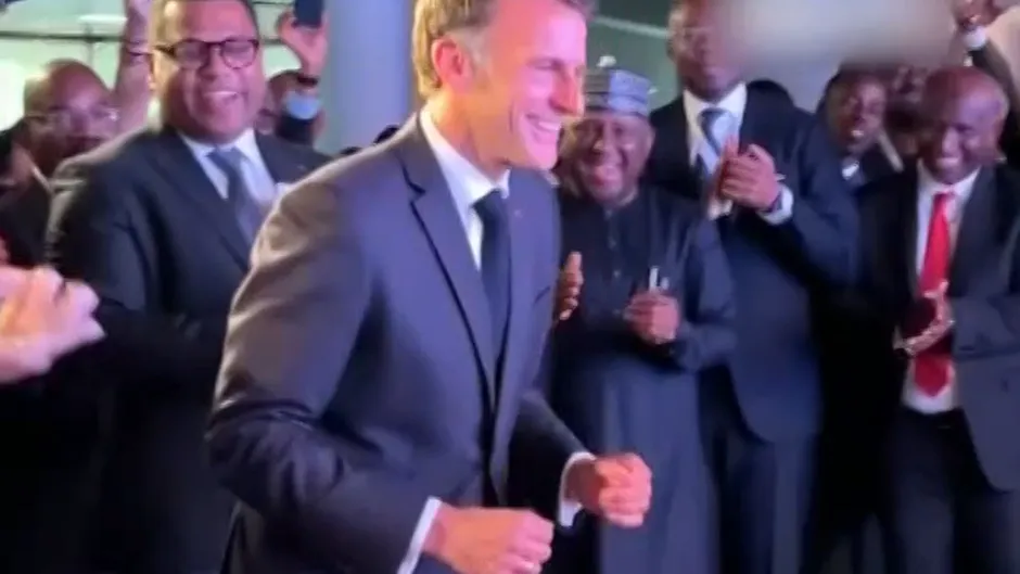 VIDEO Emmanuel Macron cucerește Africa prin dans, fotbal și alergare la ...