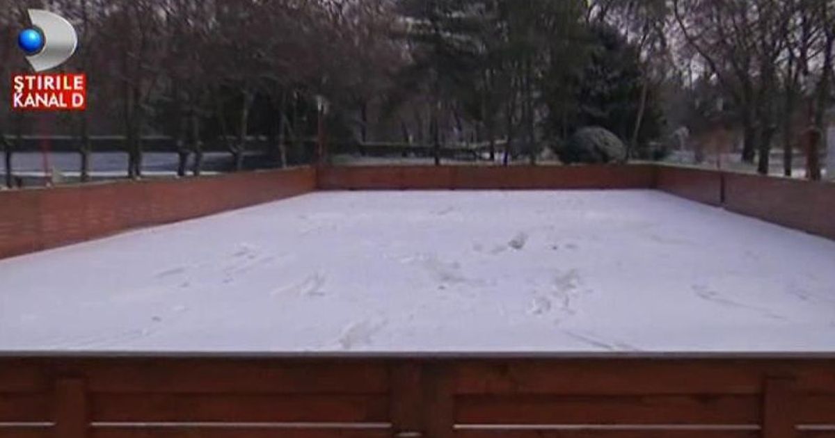 Patinoarul din Parcul Copiilor din Timisoara este pustiu si gol, chiar ...