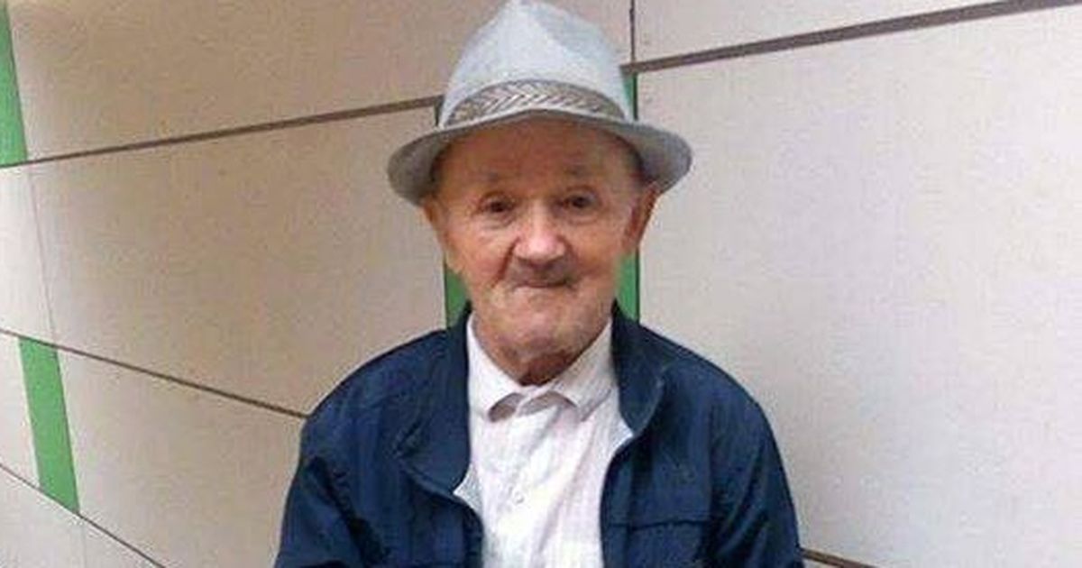 Fotografia acestui batranel a devenit virala! De ce sta el in fiecare ...