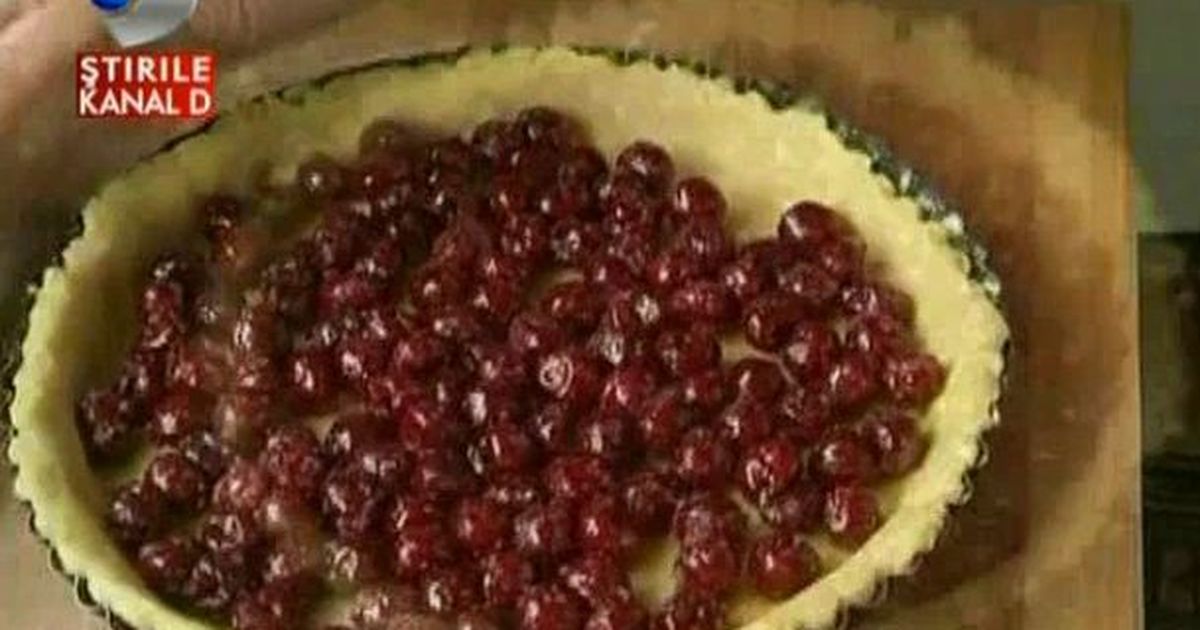 Ai pofta de ceva dulce? Cum sa faci simplu si rapid o tarta cu visine ...