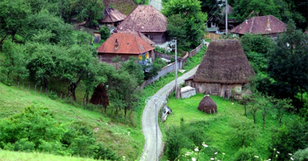 Satul cel mai vechi din Romania! “Suntem numai babe. Toate avem peste ...