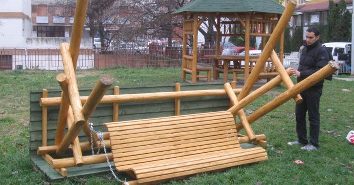 Constanta: Elevi raniti, dupa ce leaganul din curtea scolii a cazut ...