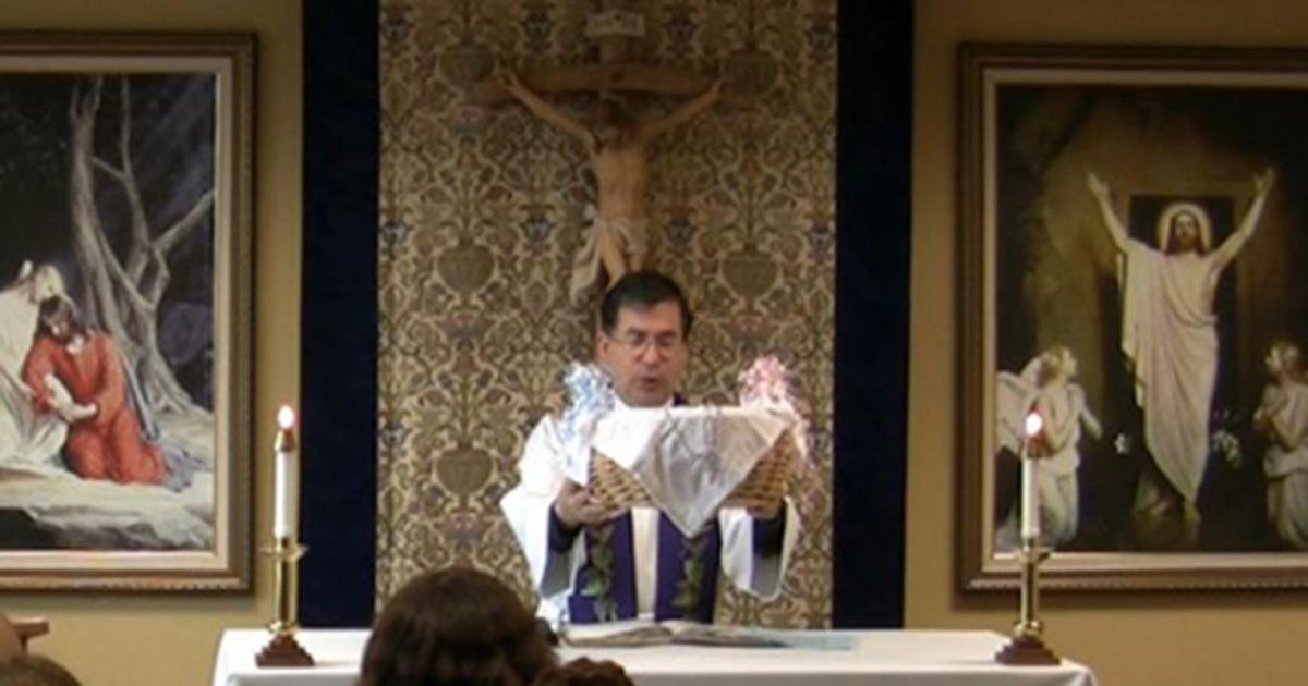 Un preot catolic a asezat pe altar un fetus, in timpul slujbei, in ...