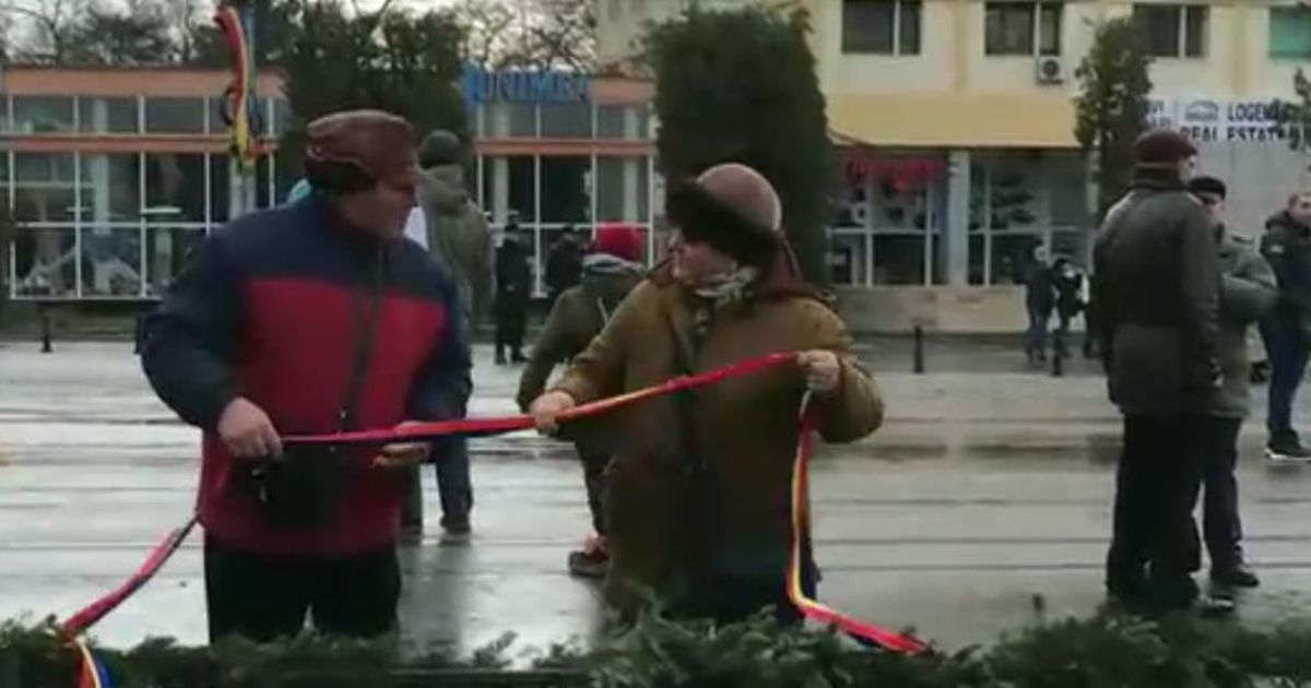 Simbolurile nationale, devastate de Ziua Nationala. Iesenii au furat ...