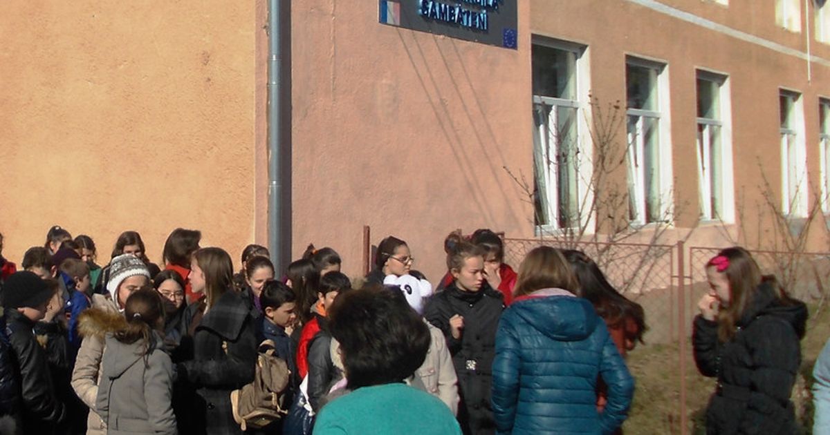 Elevii unei scoli din Arad se plang de frigul din clase. "Este o ...