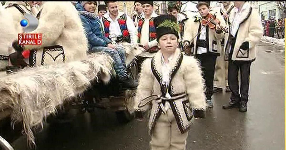 Sute de colindatori le-au aratat turistilor ce inseamna datinile din ...