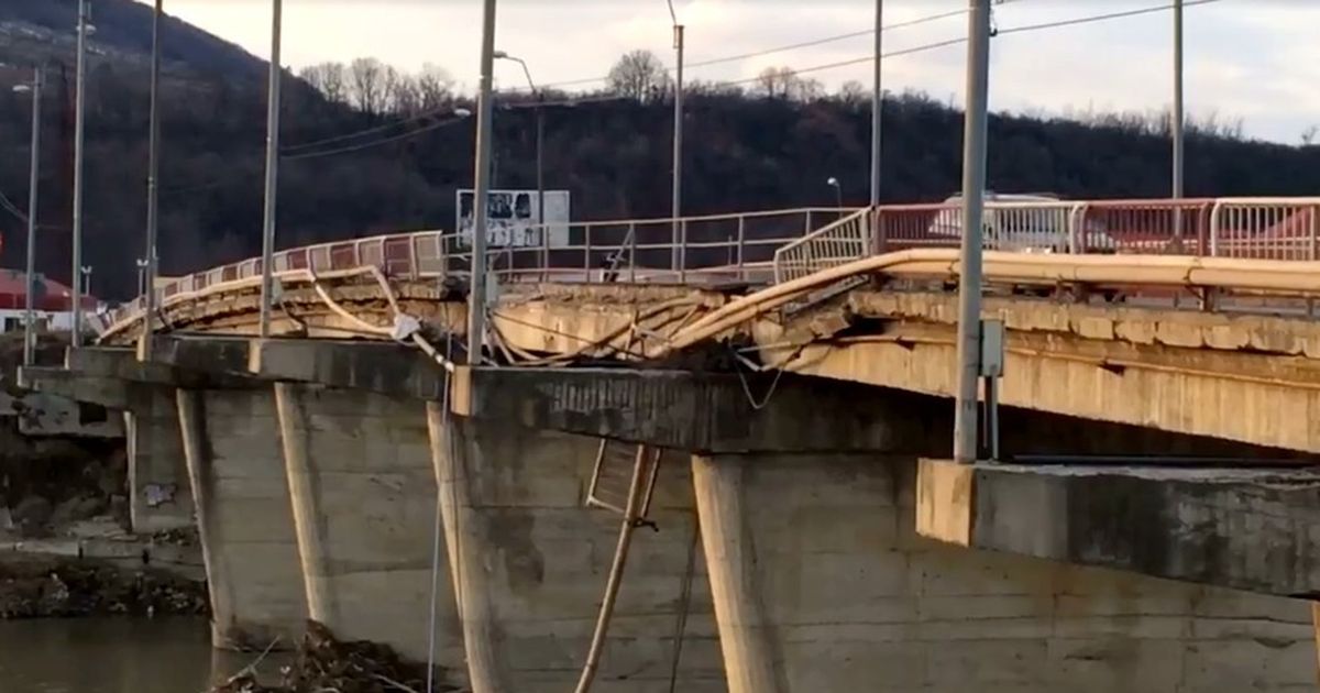 Podul de peste Trotus se dezintegreaza. Situatie de urgenta la Onesti ...