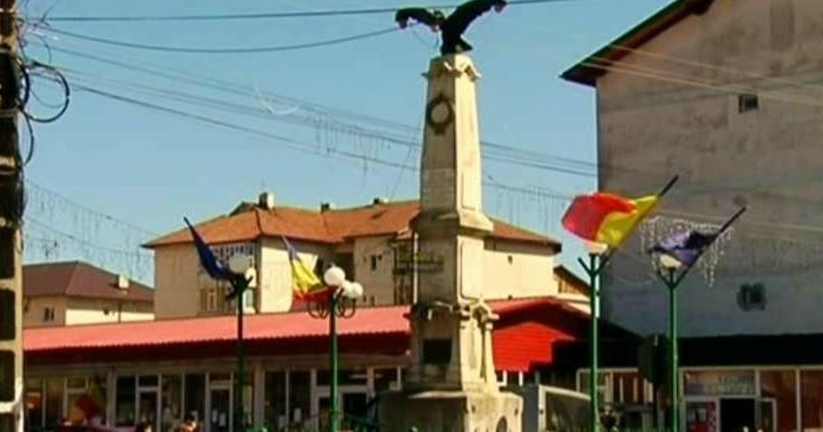 Cel mai "original" monument istoric din Romania: vulturul cu bec in ...