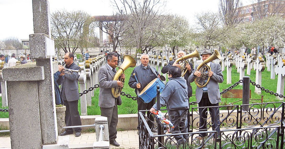 Petrecere cu lautari la cimitir, in a doua zi de Paste. Obiceiul ...