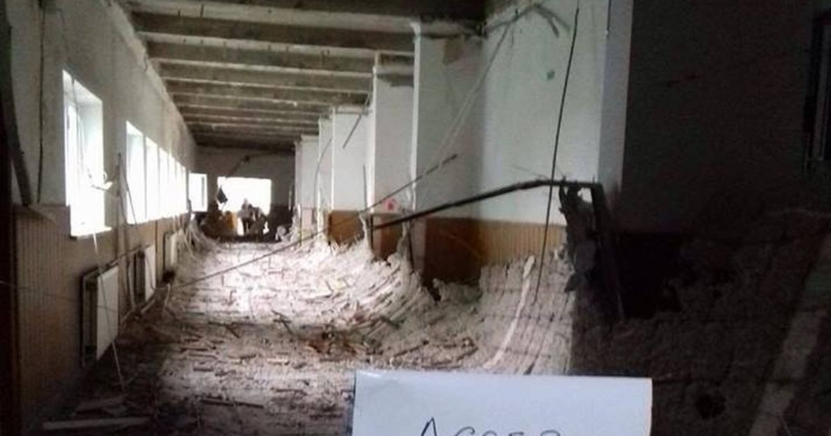 La Scoala 141 din Rahova a picat tavanul de la ultimul etaj. Patru ...