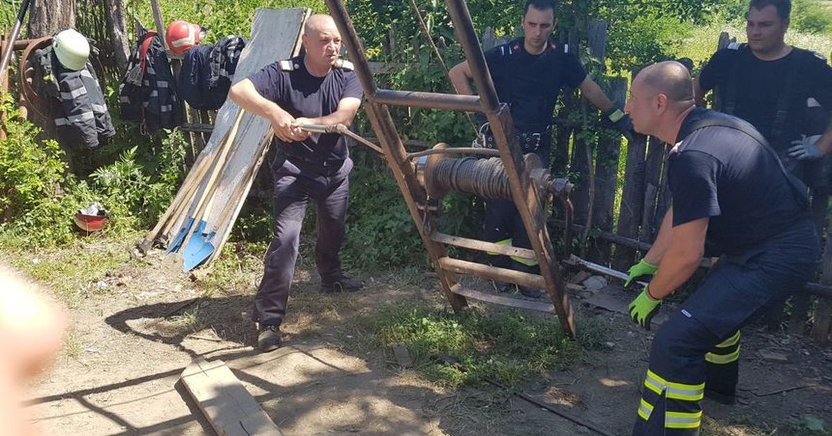 Interventie dificila a echipajelor de descarcerare. Mai multi pompieri ...