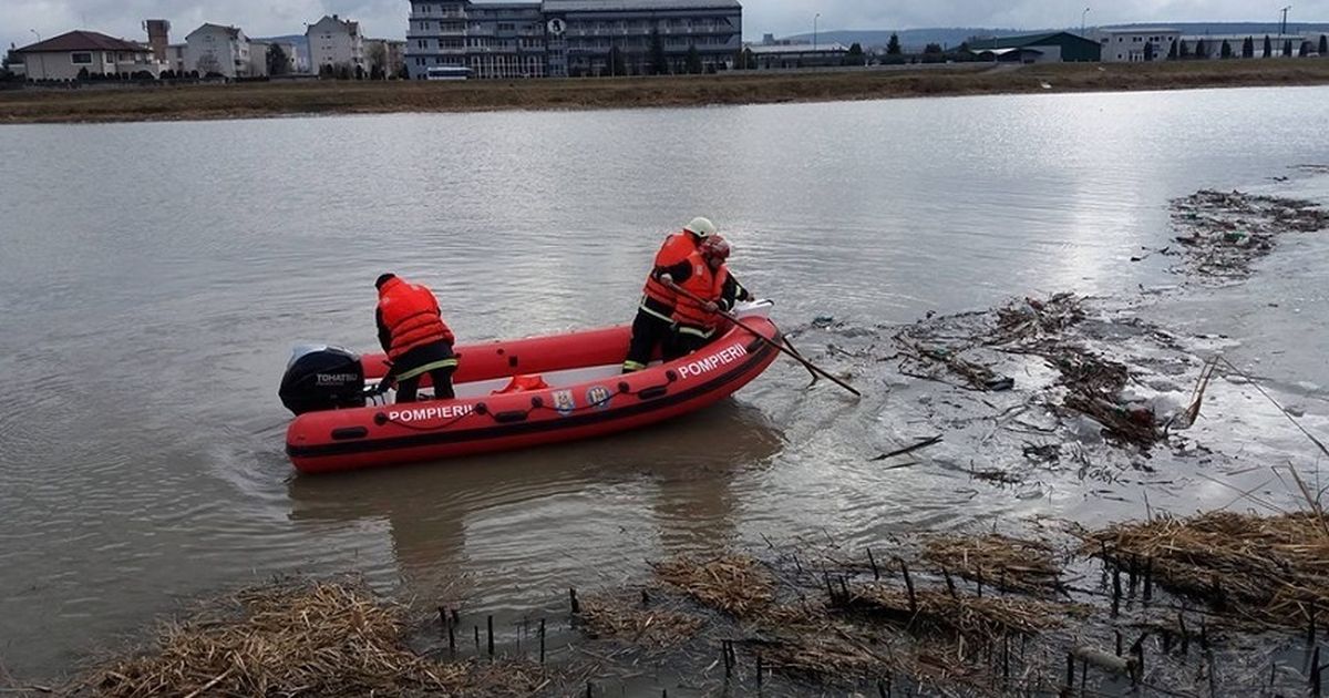 Barbat de 66 de ani din Bacau, cautat de pompieri intr-un canal de ...