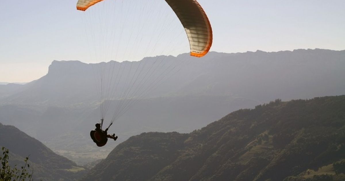Un tanar s-a prabusit cu parapanta in Muntii Retezat - Stirile Kanal D