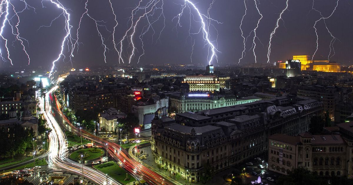 Imagine spectaculoasa cu furtuna de aseara din Bucuresti. Fulgerele au ...
