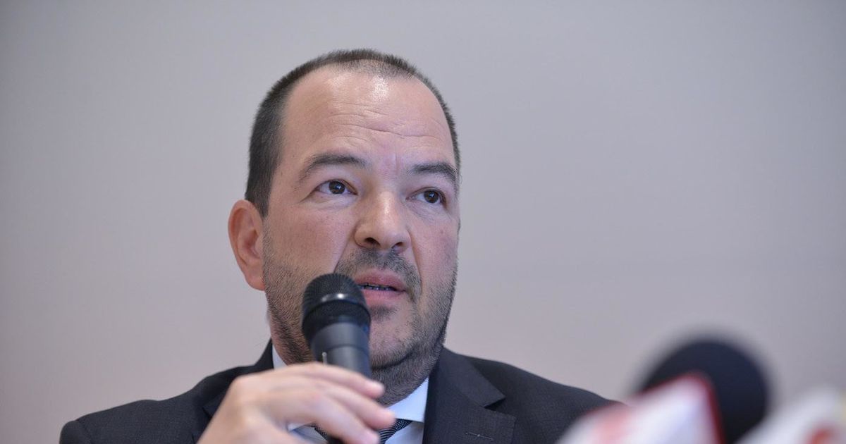 Directorul Administratiei Fondului Imobiliar are un salariu lunar de ...