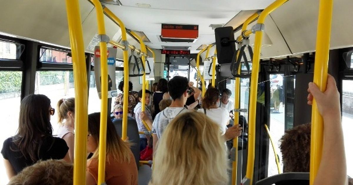 Lovita fara mila si umilita intr-un autobuz din Italia pentru ca este ...