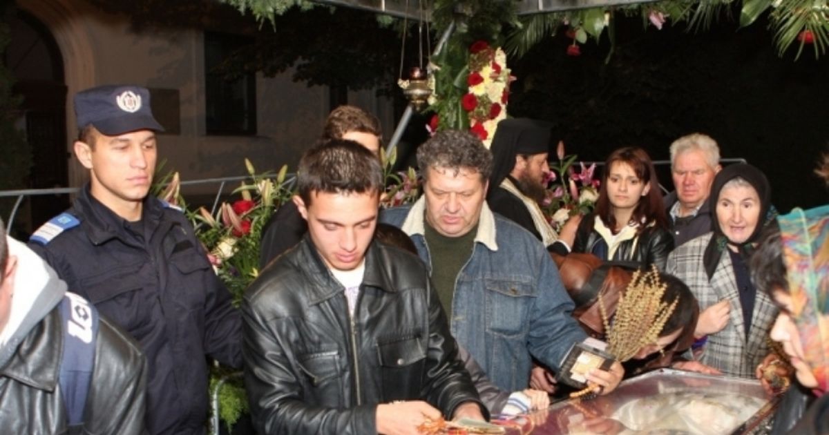 Peste 30.000 de oameni inca sunt la rand la moastele Sfintei Parascheva - Stirile Kanal D