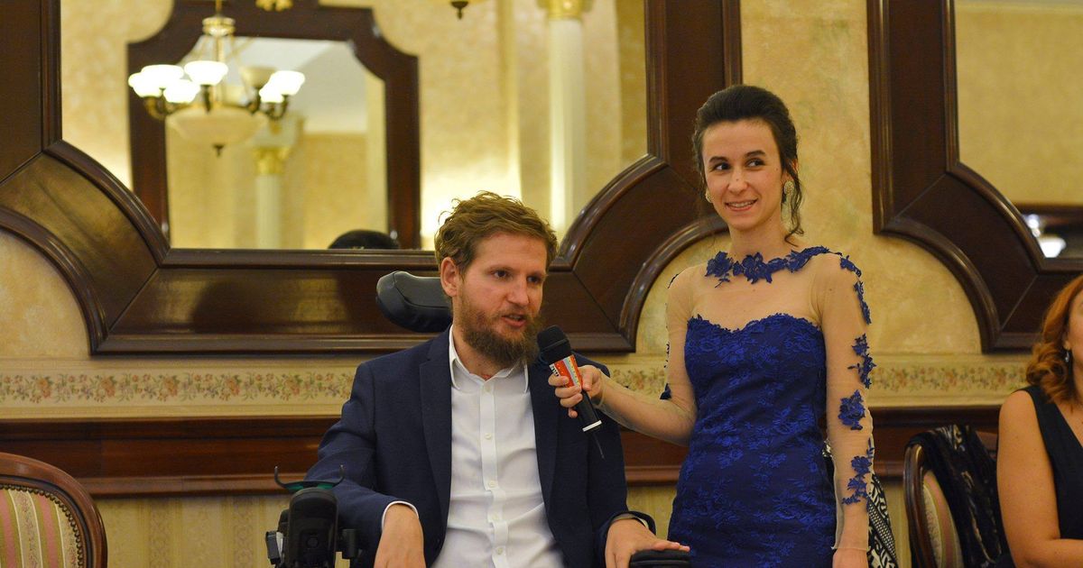 Ea este femeia care are mereu grija de Mihaita Nesu! Vezi aici cu ce se ...