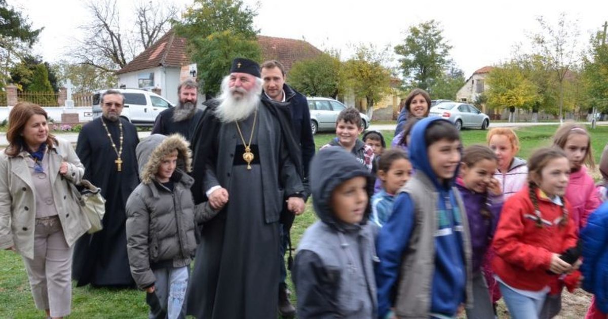 Copiii sarmani dintr-un sat din Timis primesc zilnic o masa calda si ...
