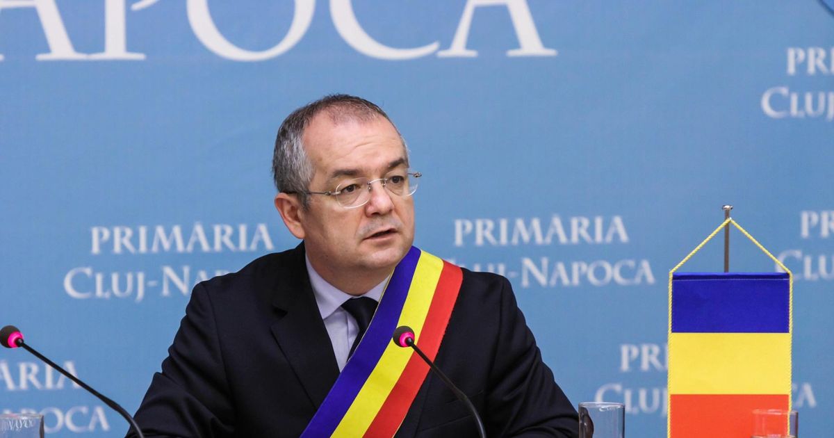Emil Boc a pus mana pe lopata si a deszapezit strazile Clujului ...