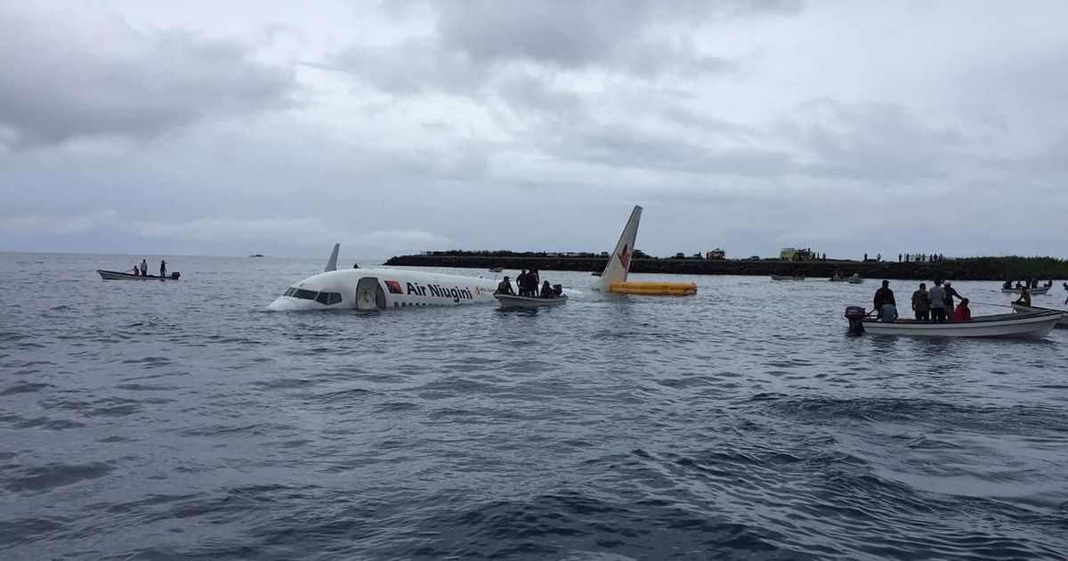 Un avion Boeing 737 s-a prabusit in mare! Aeronava avea 46 de persoane ...