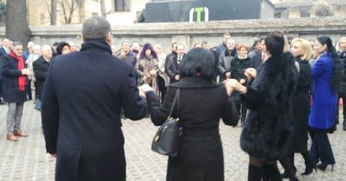 Petrecere mare la sediul PSD din Bucuresti. Mai multi copii au venit sa ...