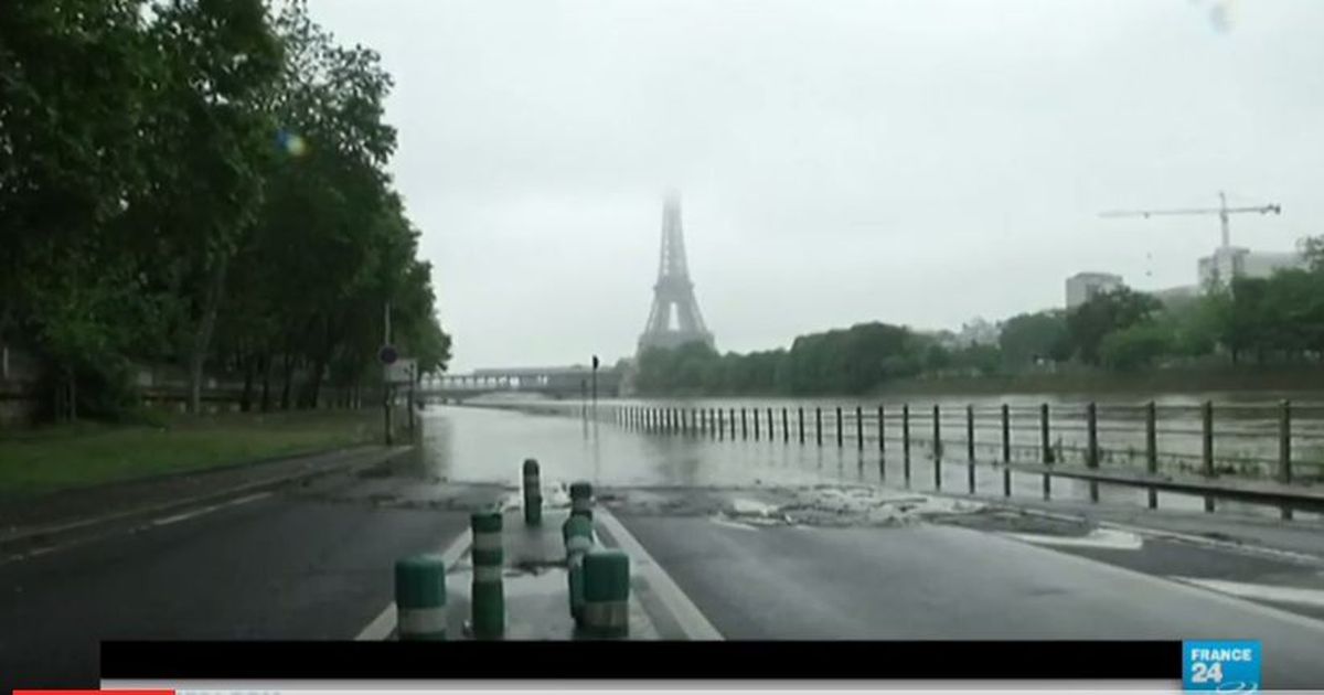 Inundatii in Paris. Ploile si viiturile au facut deja o victima. Sena s ...