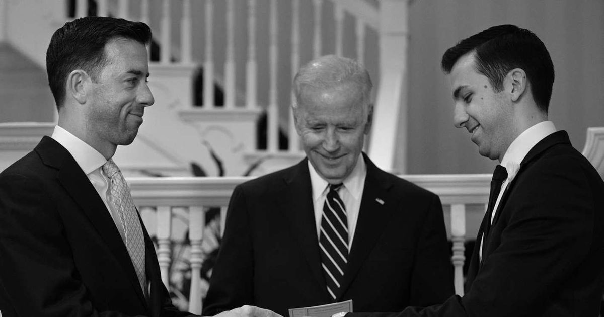 Doi barbati, angajati ai Casei Albe, au fost cununati de ...