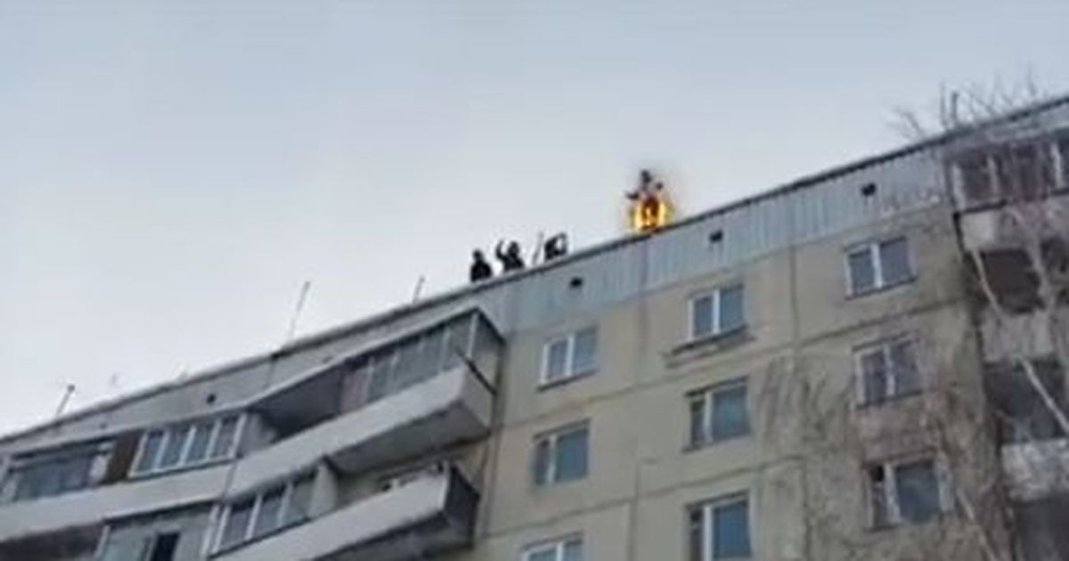 Un rus, care si-a dat foc la haine, a sarit de pe un bloc in zapada ...