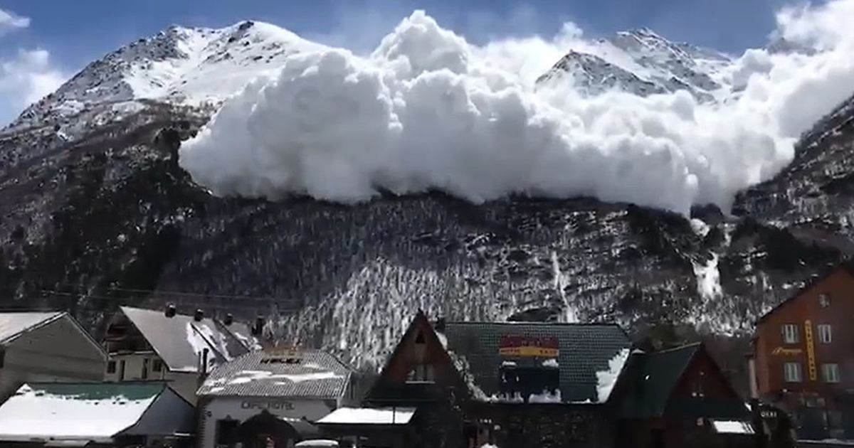Avalansa intr-o statiune din Muntii Caucaz. Tonele de zapada au trecut ...